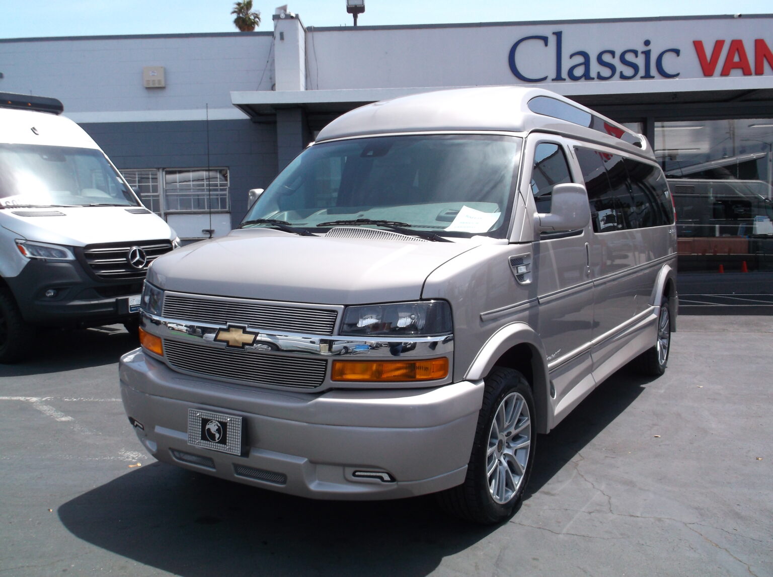2022 Chevrolet Express Vans